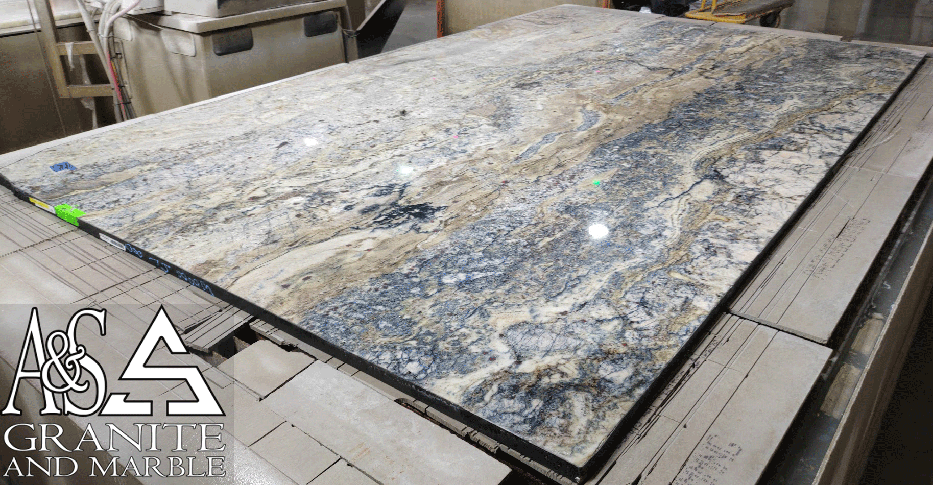 contrast-and-color-beautiful-exotic-quartzite-kitchen-with-full-height ...